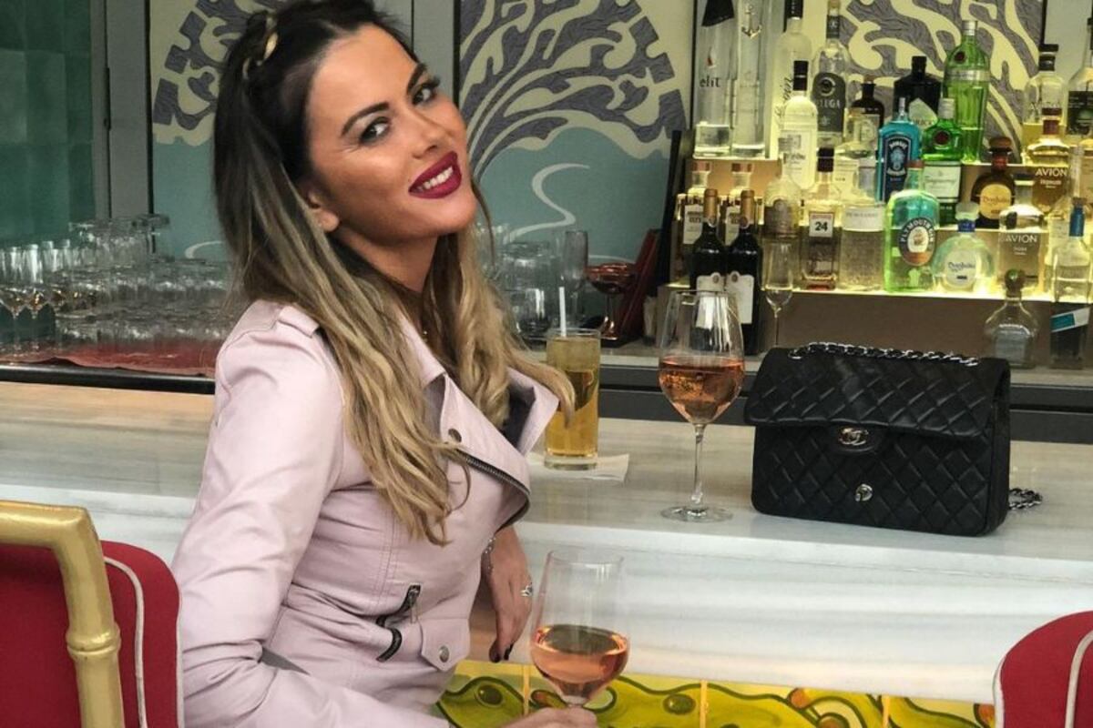 Karina Jelinek se sacó una foto con lencería de seda para darle las ...