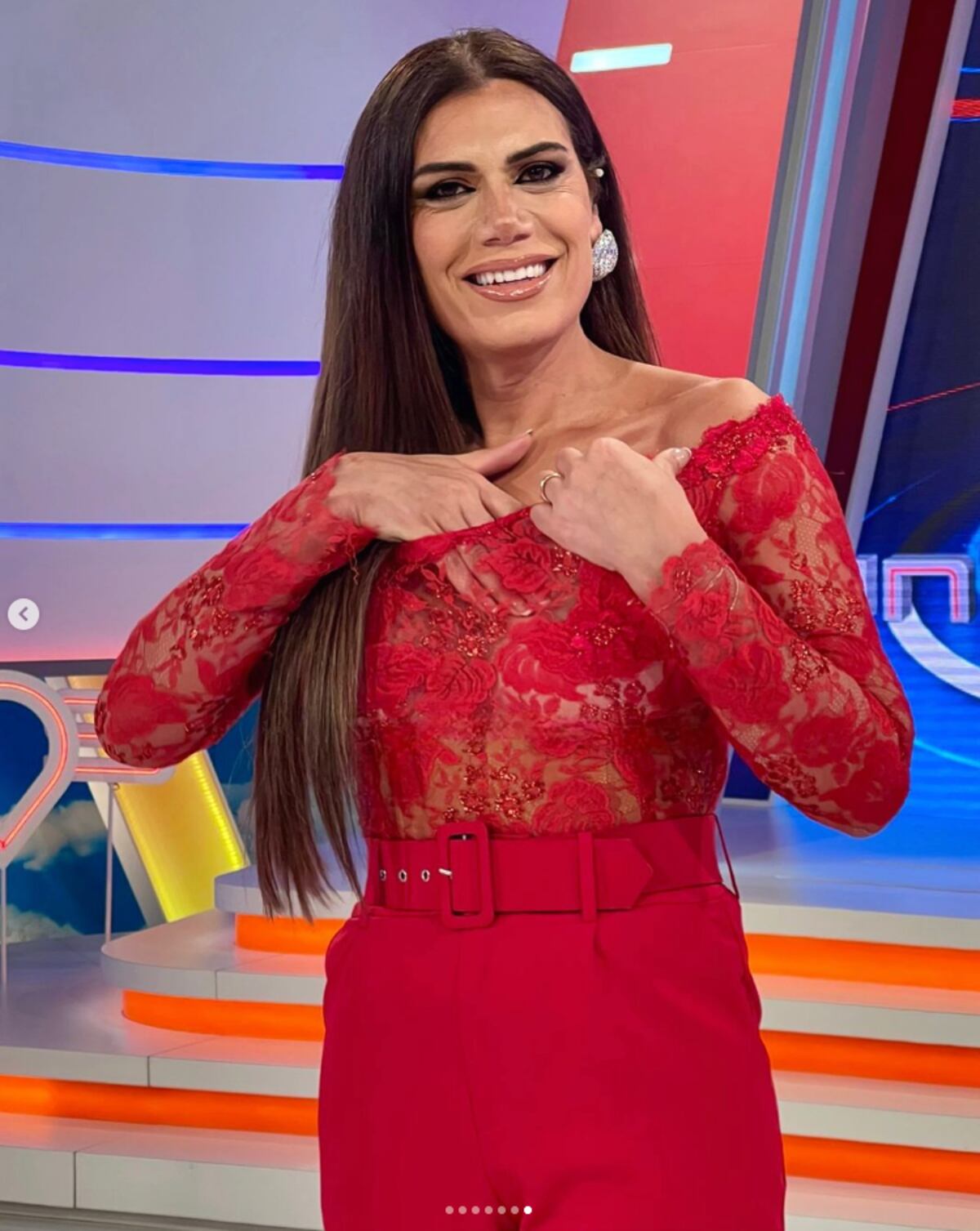 Flor de la V lució un look total red con transparencias que ya es tendencia
