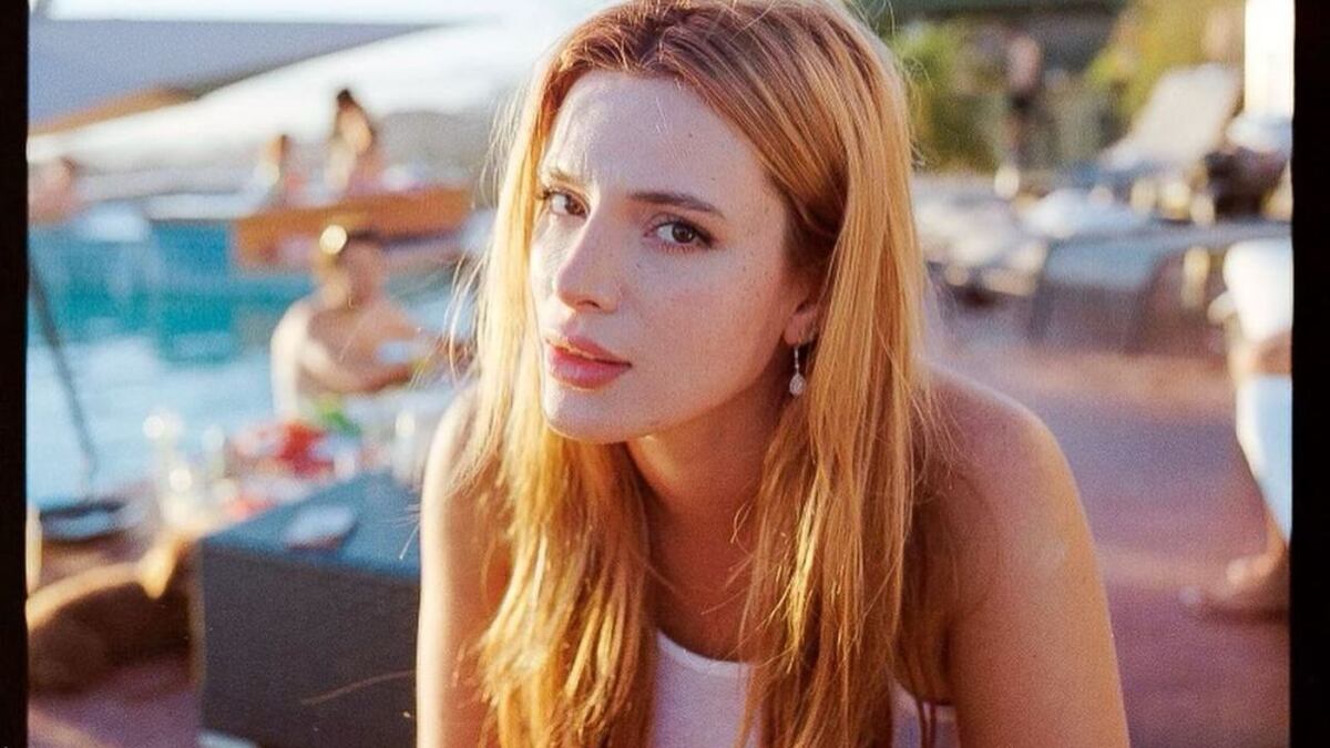 Con un conjunto de cuero total black, Bella Thorne sorprendió a sus ...