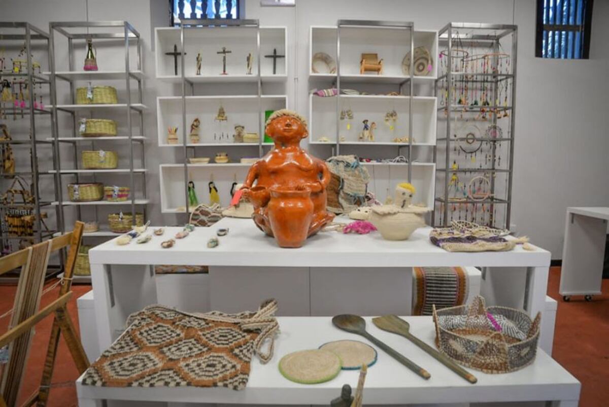 Artesanos aborígenes de Salta venden sus productos en el Mercado ...
