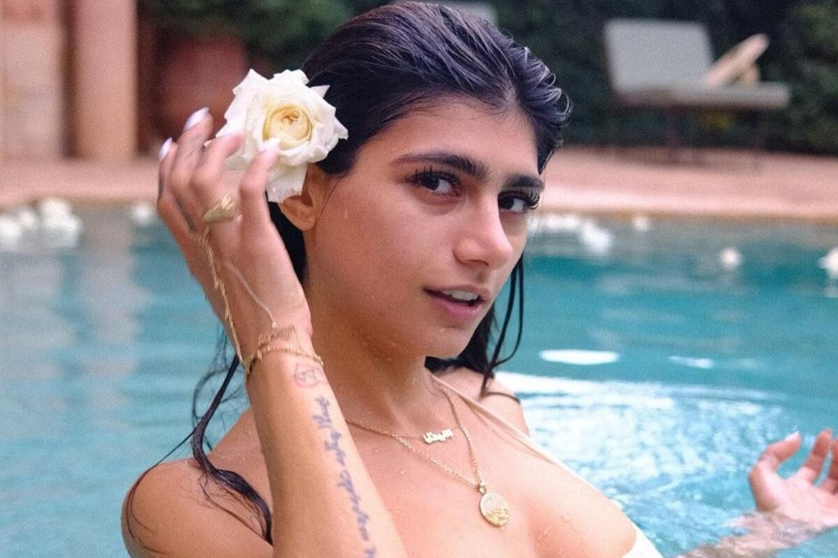 Mia Khalifa lució una microbikini naranja desde la pileta