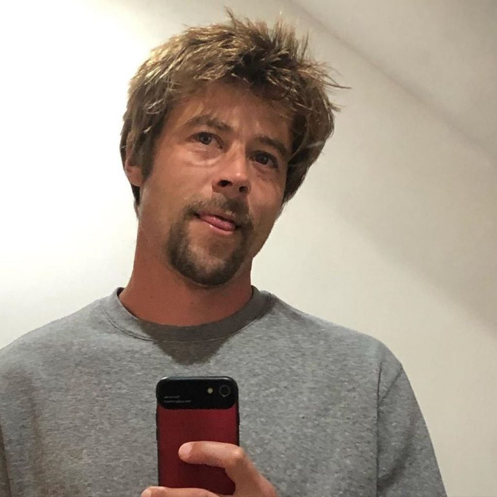 El albañil que sorprende a todos por su gran parecido a Brad Pitt