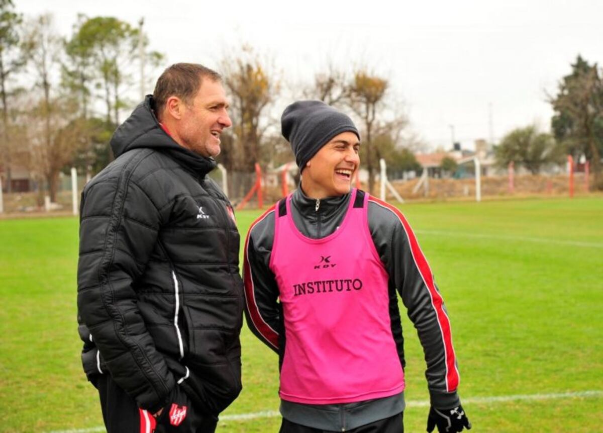 Dybala, con la camiseta puesta de Instituto