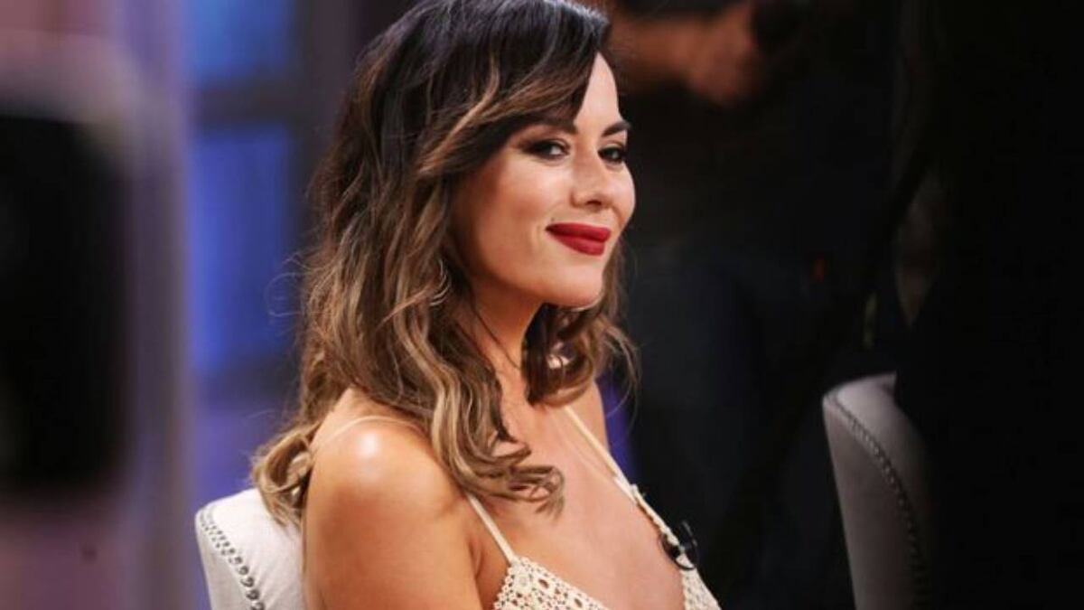 Remera manga corta y tanga colaless: Karina Jelinek demostró toda su ...