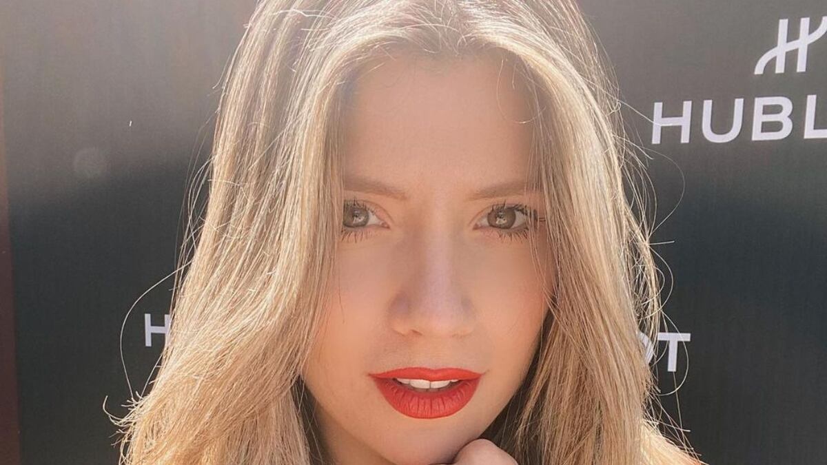 A cara lavada, Laurita Fernández presentó sus looks total white ...