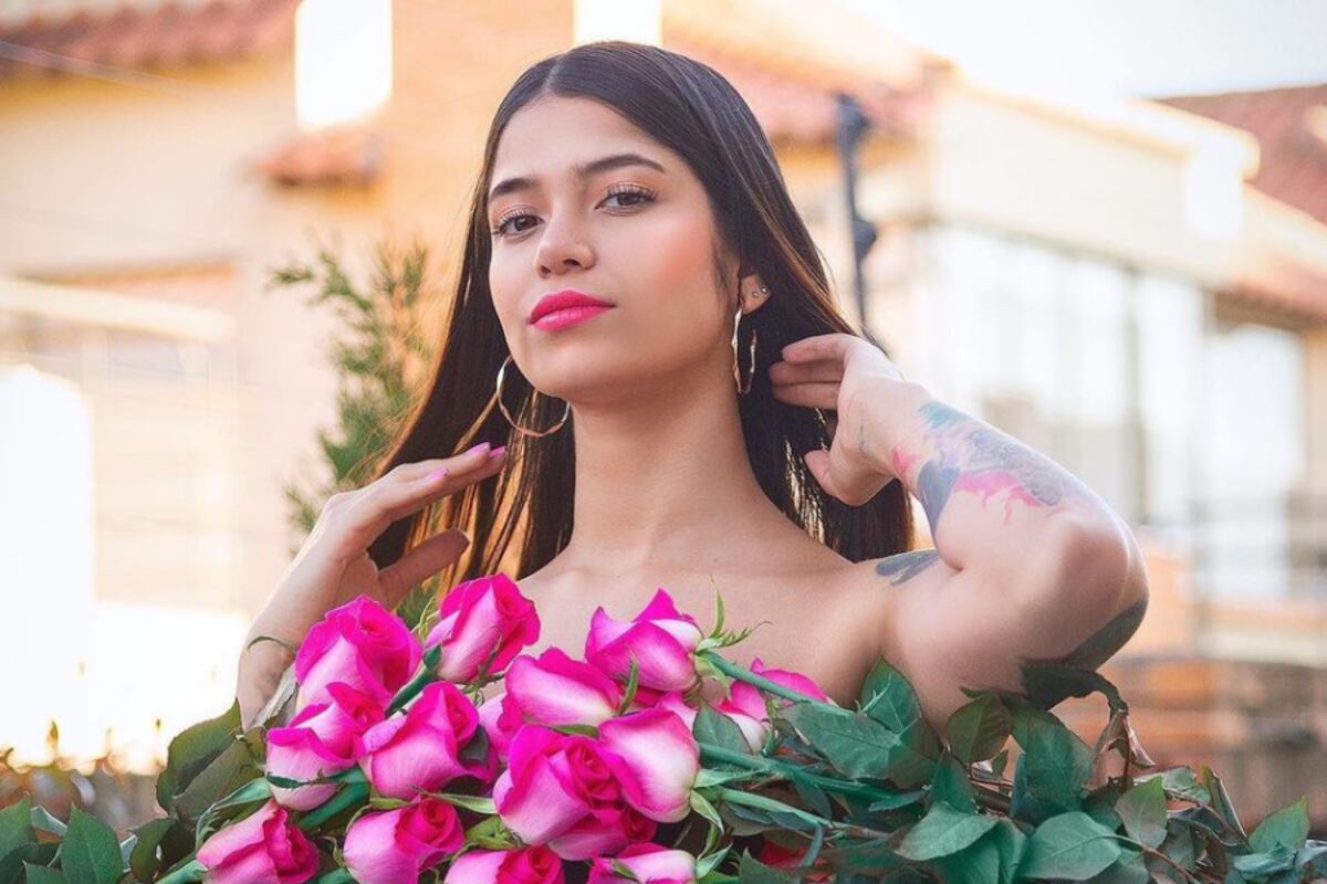 Jenn Muriel posó en un top colorido y rodeada de elefantes desde África ...
