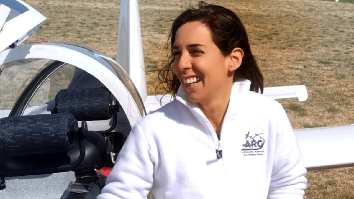 Jennifer Dillon, la primera piloto acróbata del país que derriba mitos ...