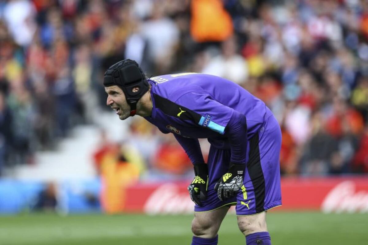 El arquero Petr Cech disfruta de "tener de hijo" a Lionel Messi