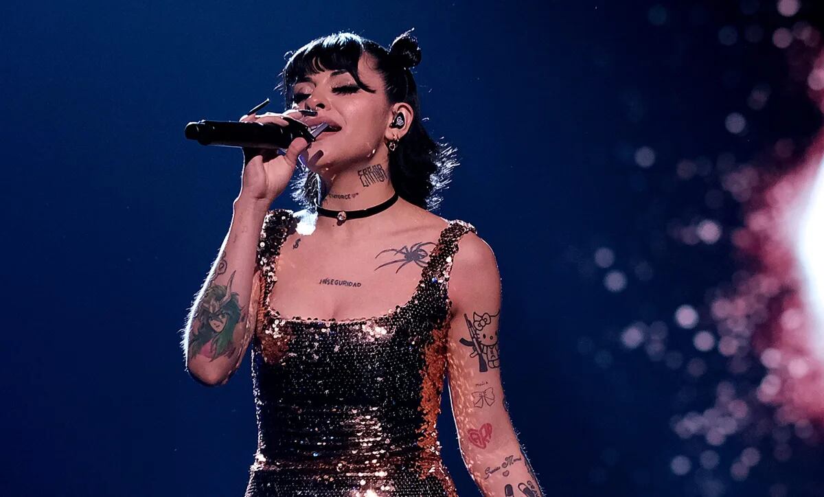 Desde Tucumán, Cazzu sorprendió a sus fans con un look total black