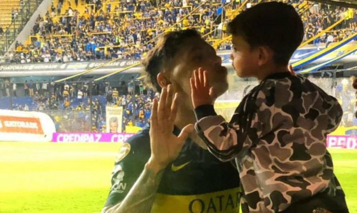 Al ritmo de la hinchada, Mauro Zárate y su hijo alentaron a Boca desde ...