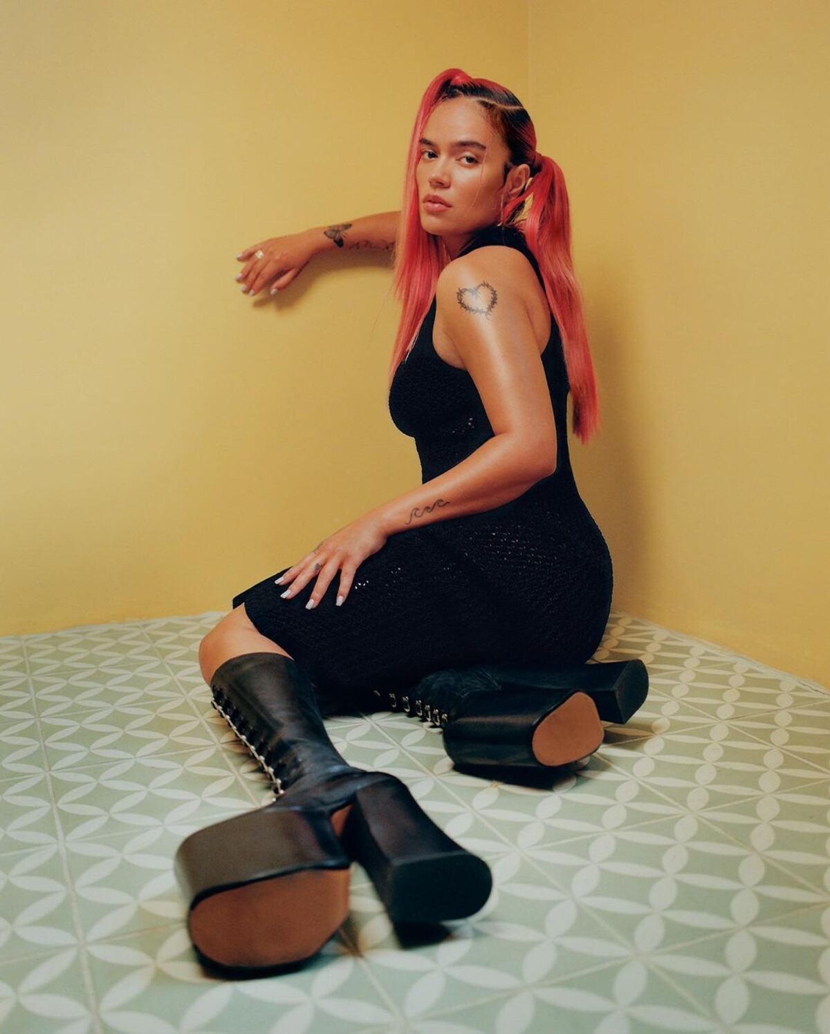 Desde la cama, Karol G posó con toda su sensualidad y conquistó corazones en Instagram