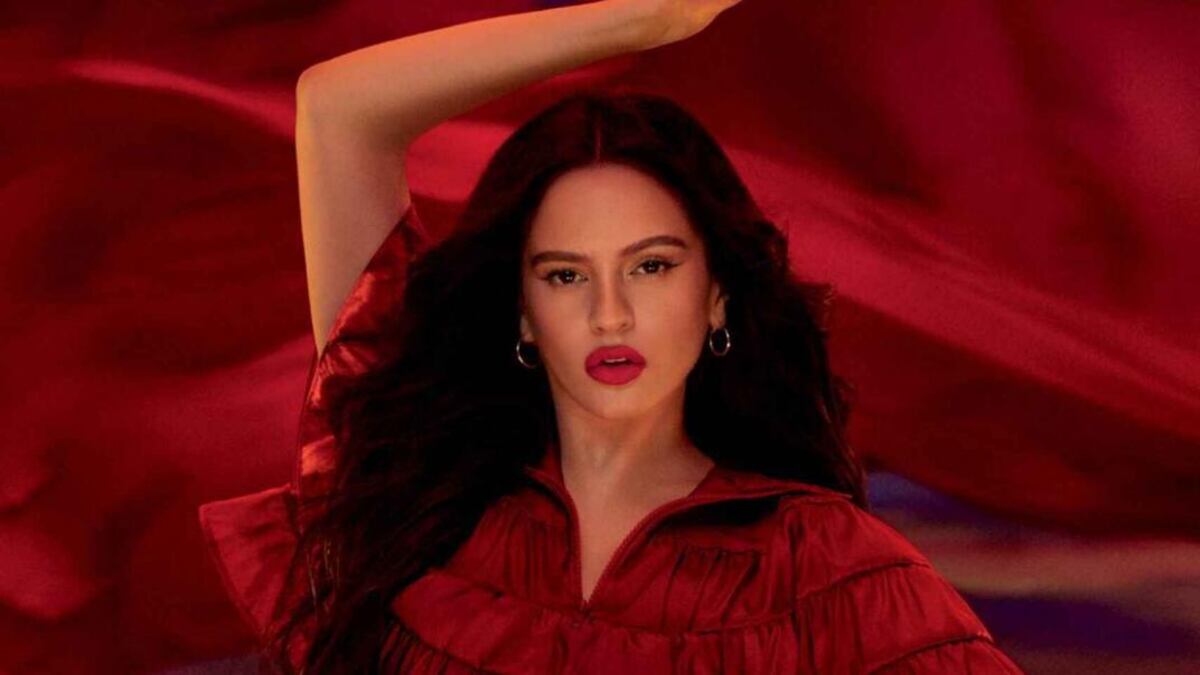 Rosalia apostó por un vestido rojo con transparencias y sombrero estilo ...