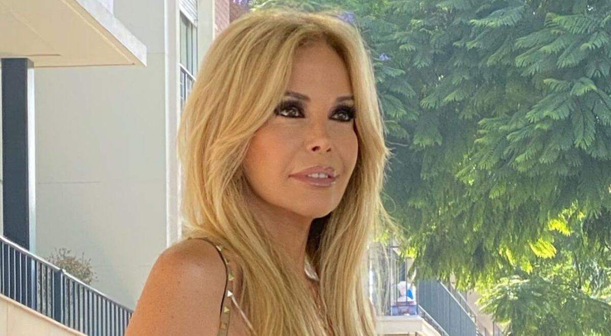 Graciela Alfano posó para sus fans con un traje beige y se llevó todas ...
