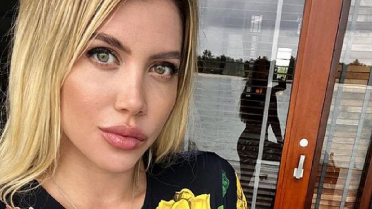 Un corazón a puro fuego: el outfit provocativo de Wanda Nara antes de ...