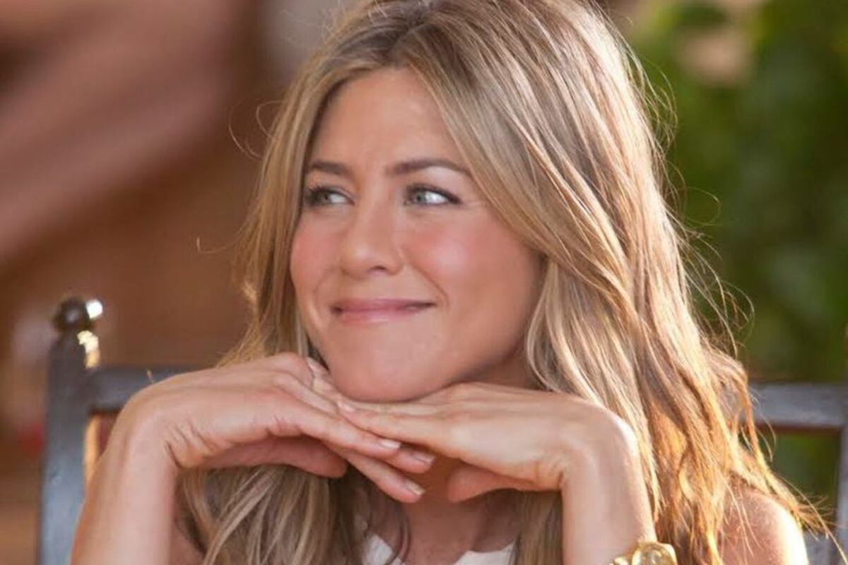 La vez que Jennifer Aniston besó un espejo mientras lucía una ...