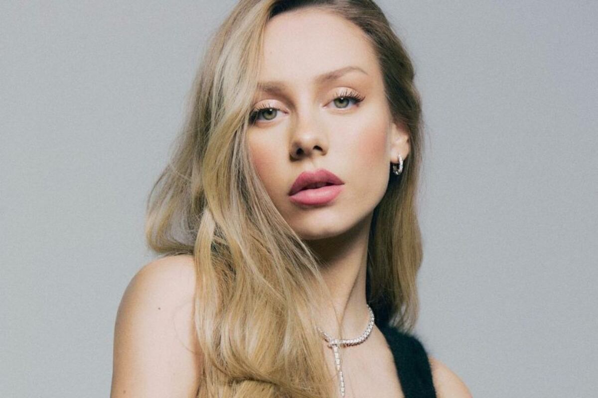 Con el color de la temporada, Ester Expósito marcó tendencia en ...