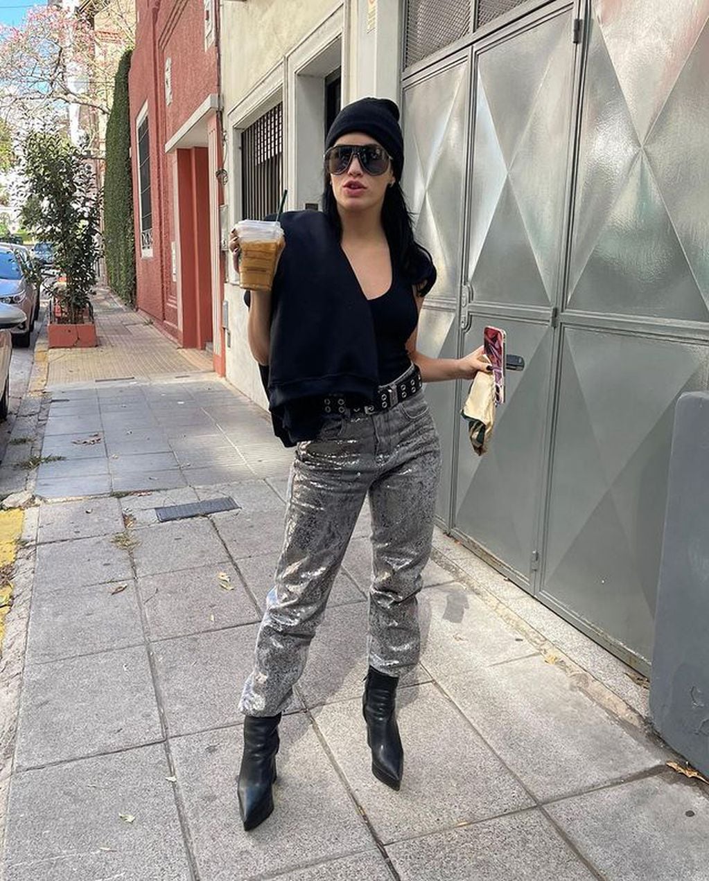 Las fotos casuales de Lali Espósito: jean oscuro, botas negras y top