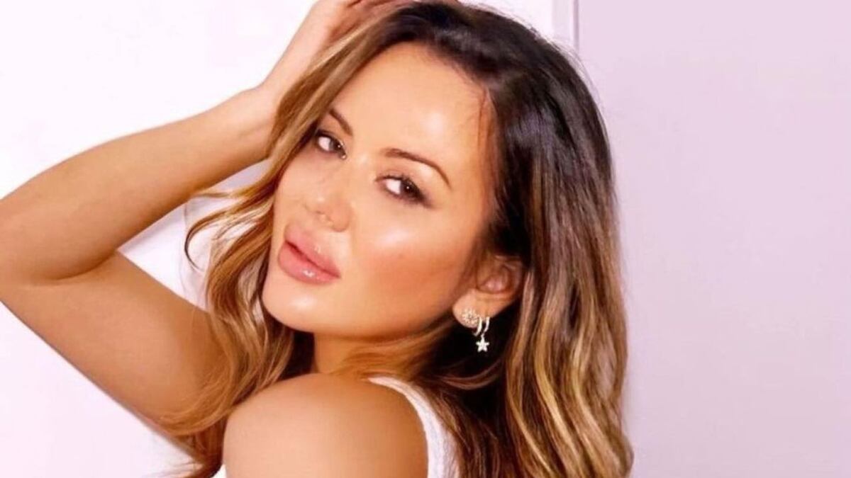 Karina Jelinek se llevó miles de corazones rojos al posar recostada en ...