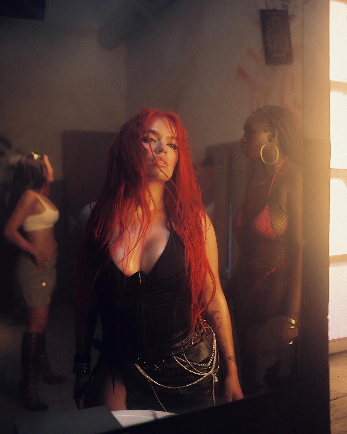 Karol G mostró un osado look con su cabello rojo al borde de la censura ...