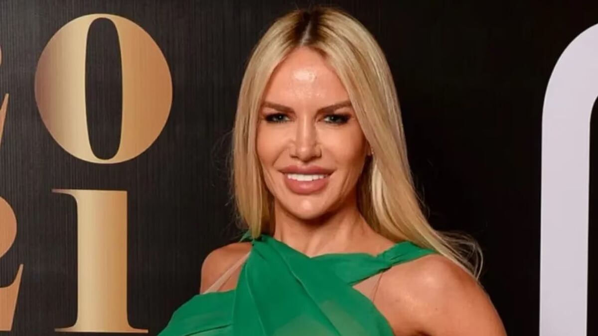 Luciana Salazar encandiló con un minivestido rojo engomado que marcó ...