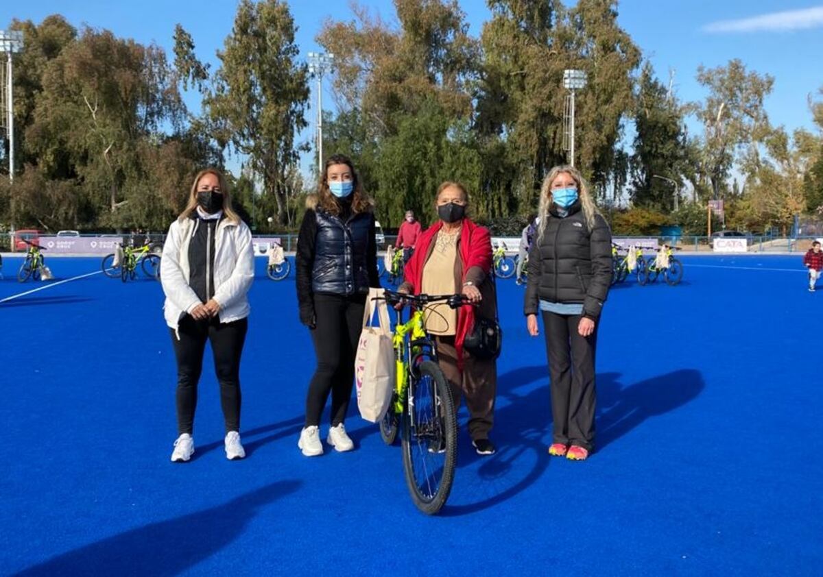 Tiene 73 años y recibió de regalo una bicicleta por ser abanderada