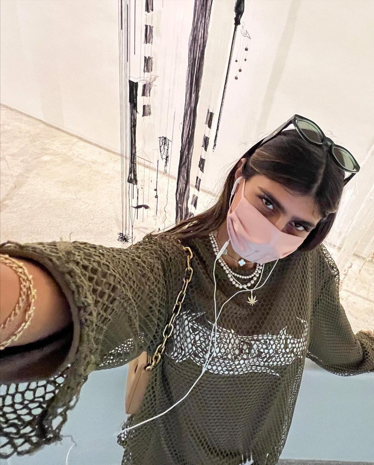 Mia Khalifa lució una remera de red oversize y paseó por Nueva York