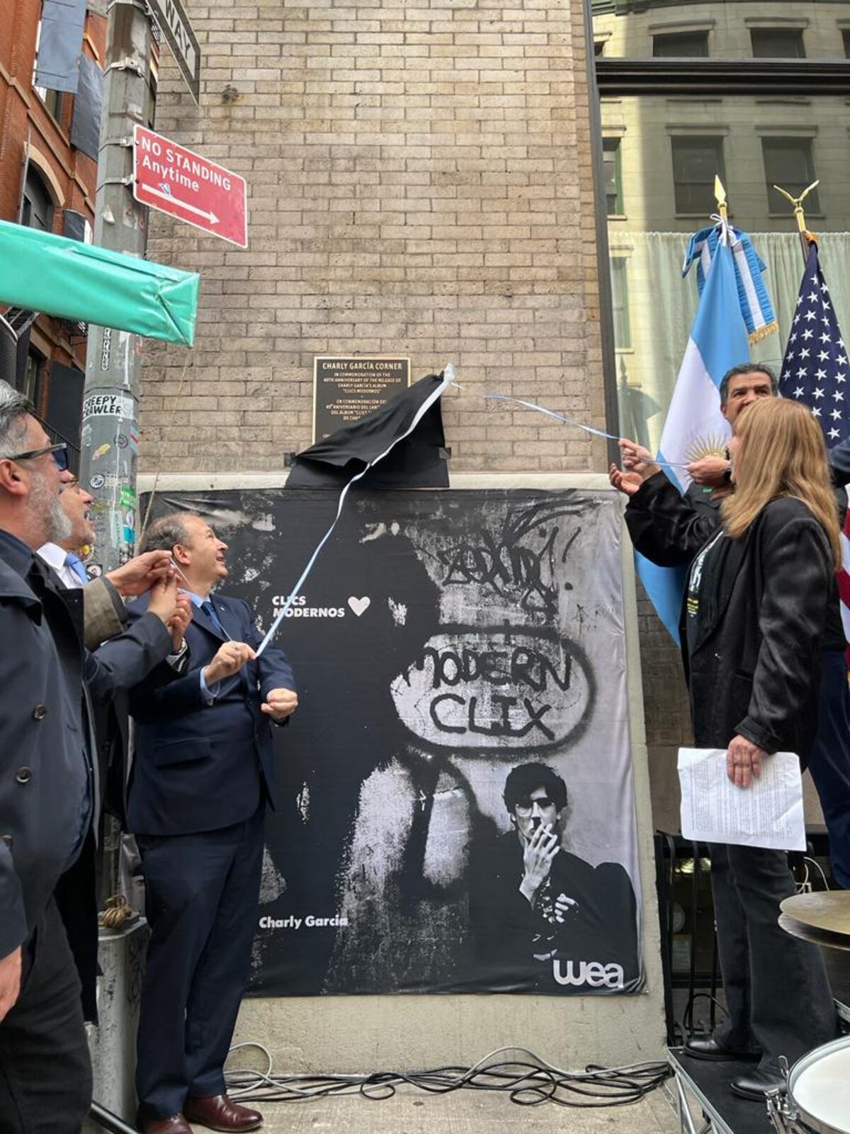 Inauguraron la “esquina Charly García” en Nueva York: el mensaje de ...