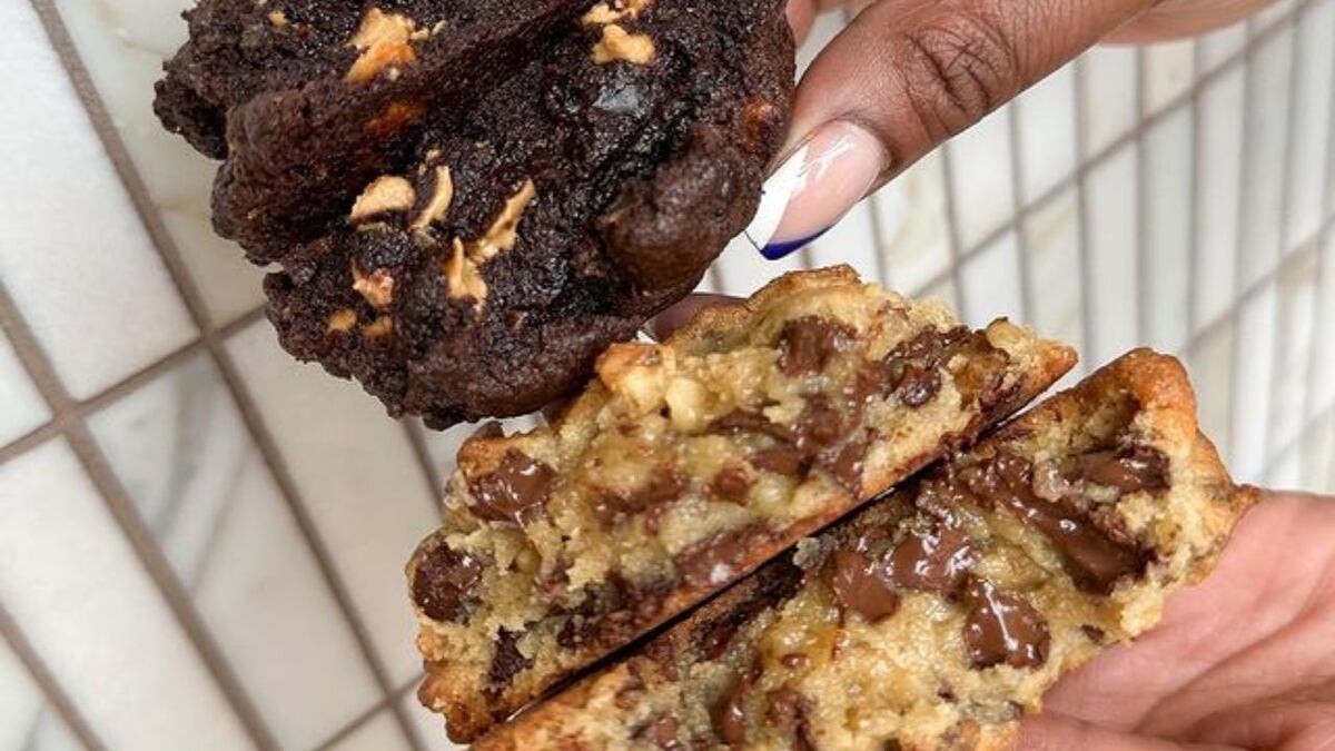 La receta para hacer las cookies de Levain Bakery, la panadería más ...