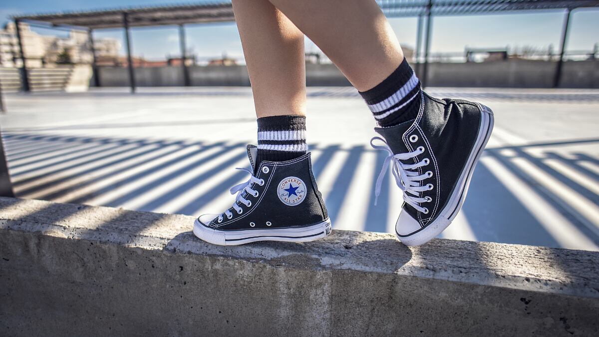 ¿Conviene comprar en Chile?: esto es lo que valen unas zapatillas Converse