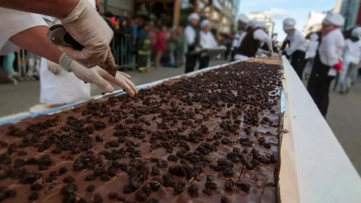 El chocolate más largo del mundo se hizo en Argentina y mide 215 metros