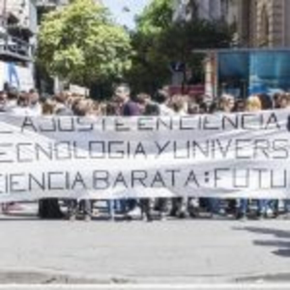 Trabajadores del Conicet realizan una protesta contra el ajuste a la ...