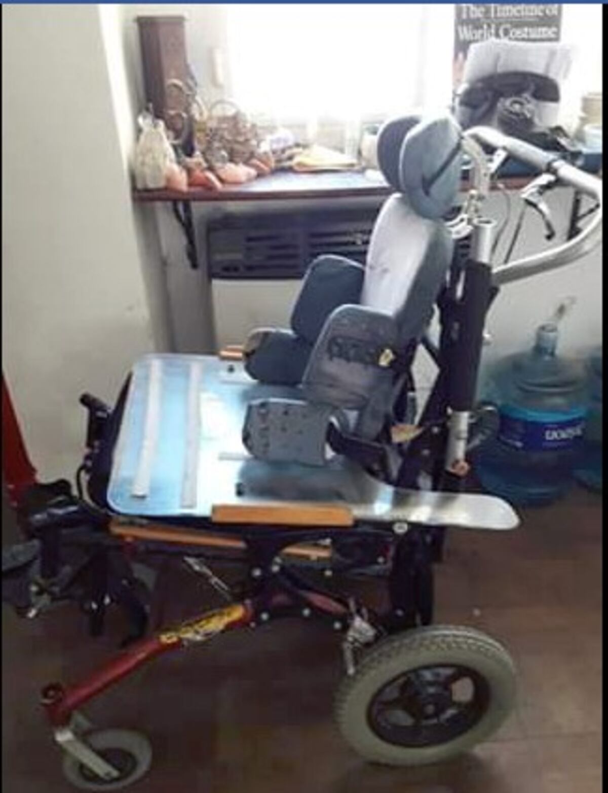 La obra social le dio una silla de ruedas inservible para su hijo