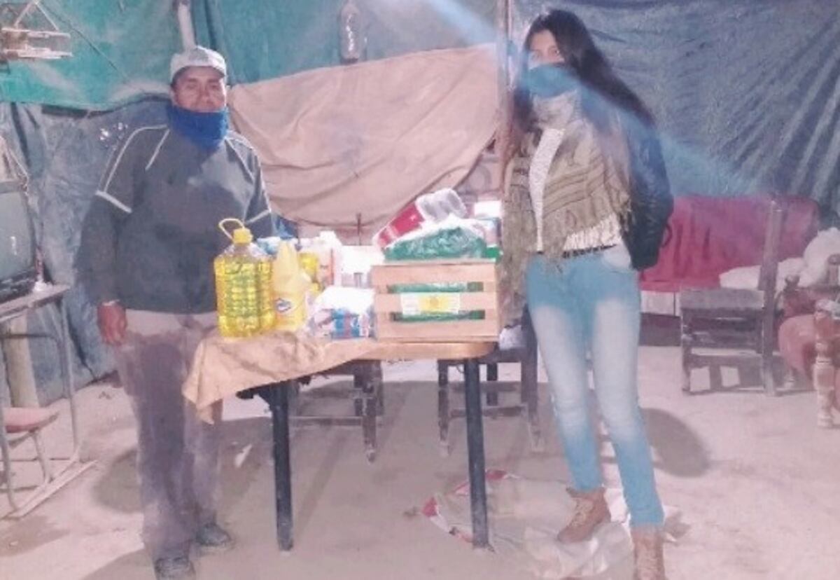 Una mujer recibió el IFE y lo donó a una familia necesitada
