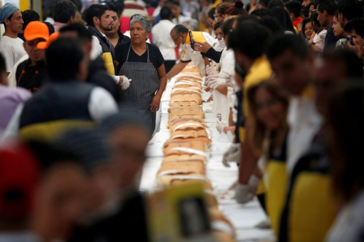 Elaboran la "torta más grande del mundo" en México