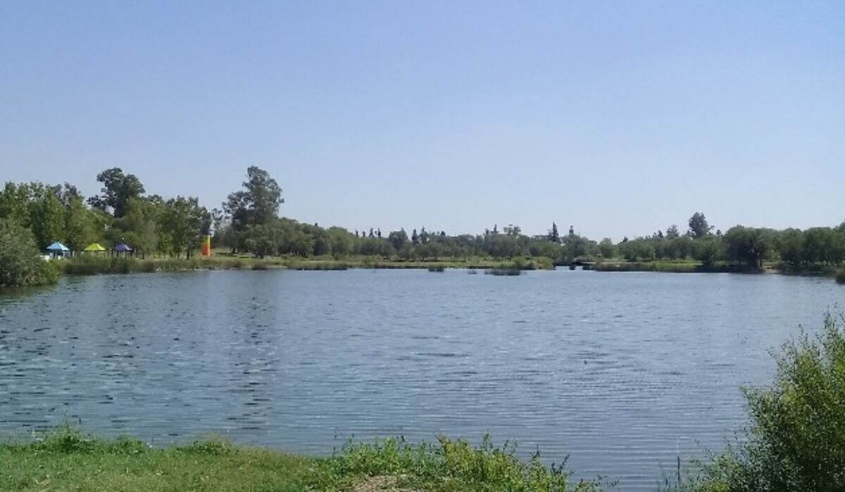 Conmoción en Córdoba: lo encontraron agonizando a la vera del lago y murió