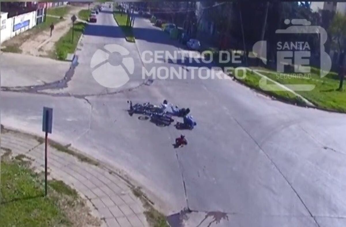 Todos al suelo: video muestra cómo una moto se le cruzó a otra y cuatro ...