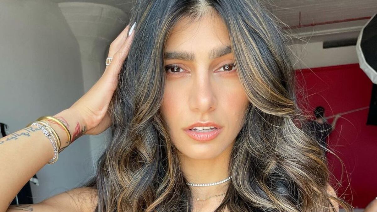 Mia Khalifa cautivó a sus fanáticos al posar para una revista con un ...